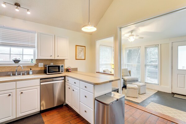 Cozy Home W/ Yard ~ 9 Mi To Dtwn Charleston! - Charleston, SC