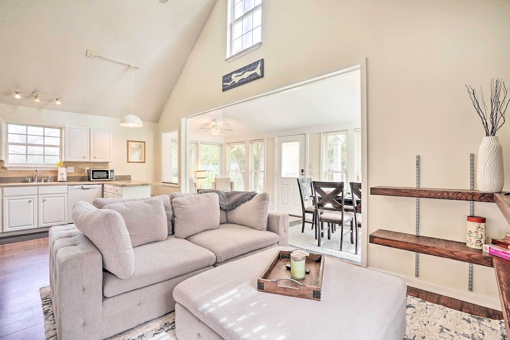 Cozy Home W/ Yard ~ 9 Mi To Dtwn Charleston! - Charleston, SC