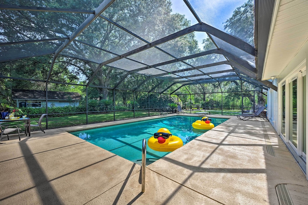 Huge Lutz Family Retreat W/ Game Room & Pool! - Tampa, FL
