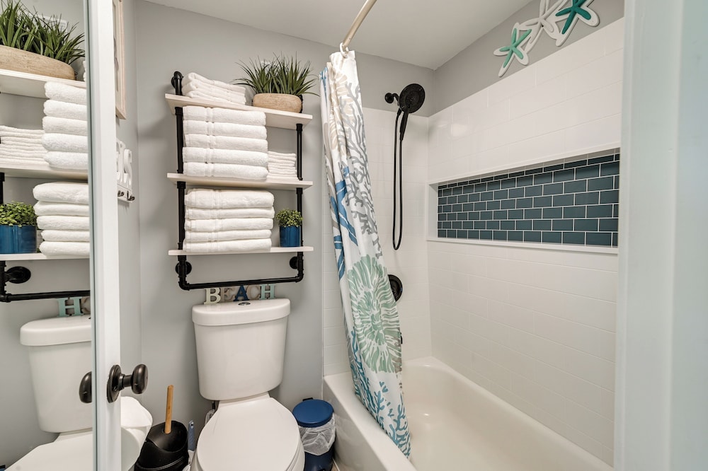 Renovated Oceanfront Resort Condo W/ Balcony - Garden City, SC