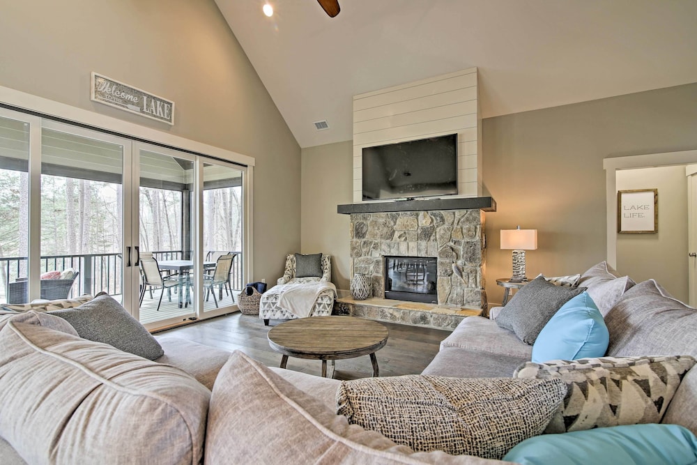 Lake Keowee Home With Balcony & Boat Dock! - Walhalla, SC