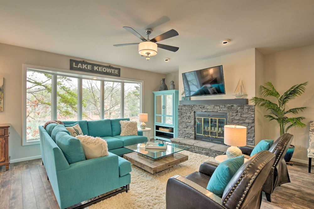 Lake Keowee Resort Condo: Waterfront Balcony - Clemson