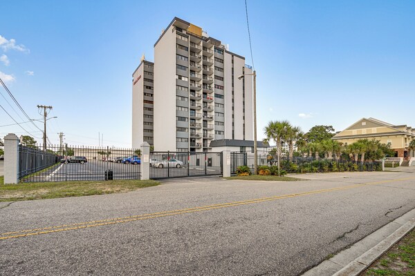 Updated Resort Condo, Walk To Myrtle Beach! - Myrtle Beach