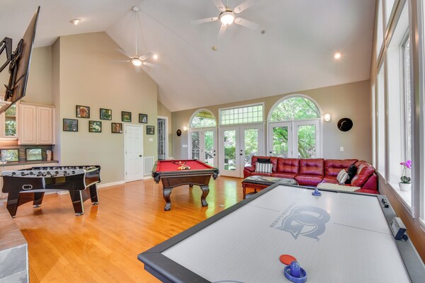2 Mi To Clemson: Central Villa W/ Deck, Near Lakes - Clemson, SC