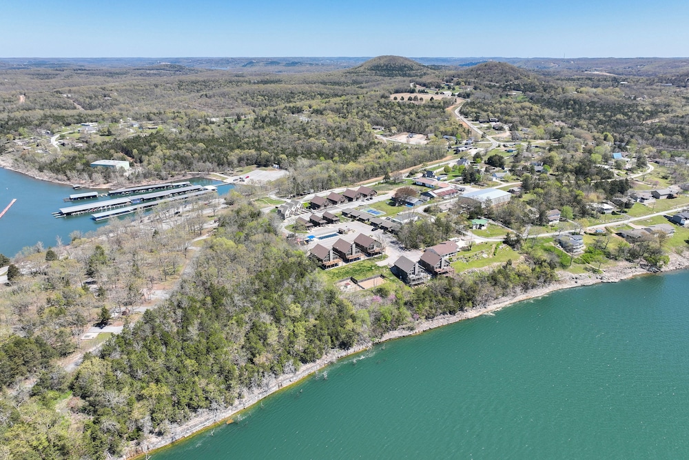 Little Indian Resort Cabin: Pool + Walk To Lake! - Shell Knob, MO