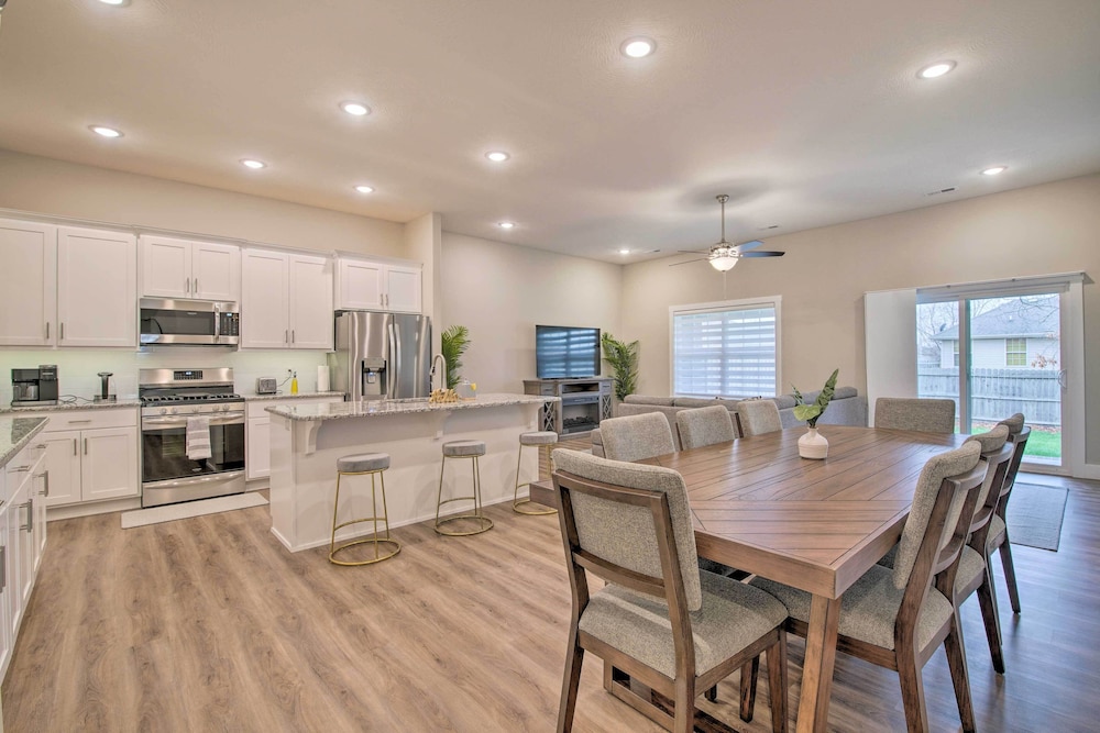 Charming Ozark Abode W/ Yard & Pool Access - Springfield, MO