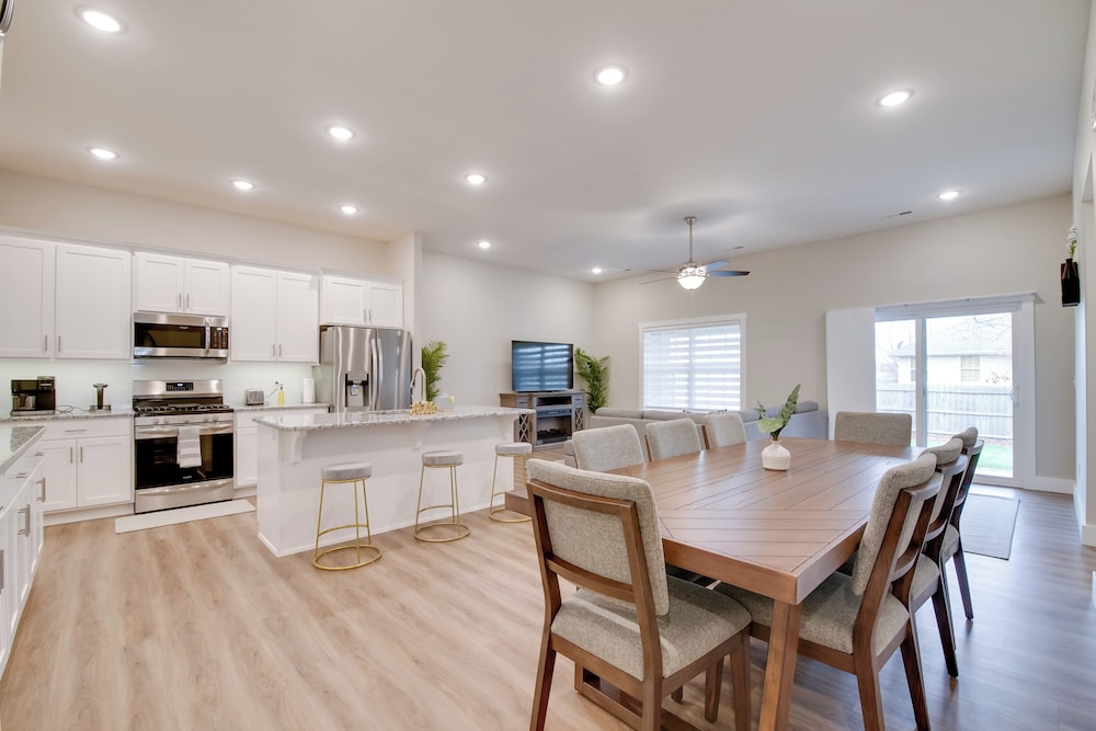 Charming Ozark Abode W/ Yard & Pool Access - Springfield, MO