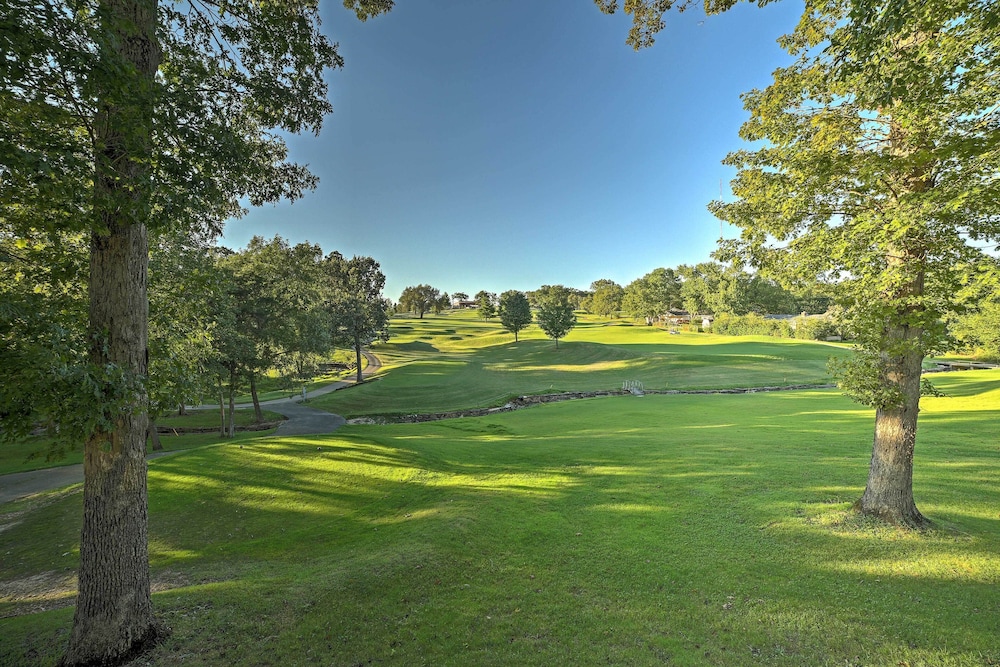 Holiday Hills Resort Condo: 3 Mi To Branson Strip! - Rockaway Beach, MO
