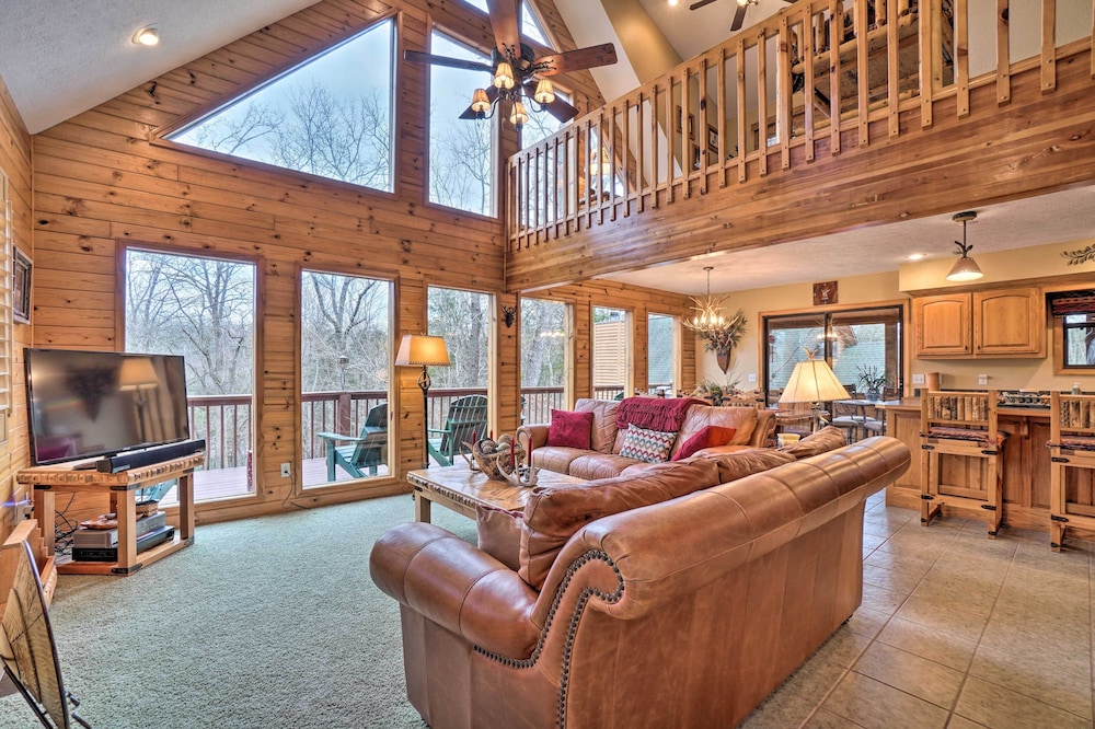 Idyllic Table Rock Lake Cabin W/ Fire Pit! - Emerald Beach, MO