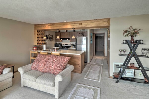 Pool + Fishing Docks: Couple's Lake Ozark Condo - Sunrise Beach, MO