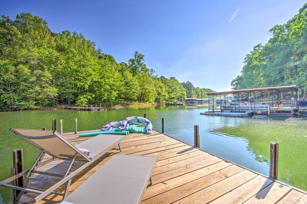 Lakefront Townville Gem W/ Boat Dock & Kayaks - Lake Hartwell