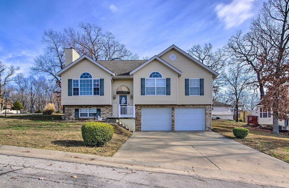 < Half-mi To Marinas: Osage Beach Home W/ Deck! - Osage Beach, MO
