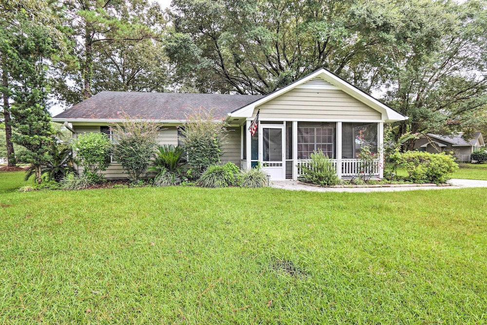 Peaceful Beaufort Home W/ Front Porch + Grill - Beaufort, SC