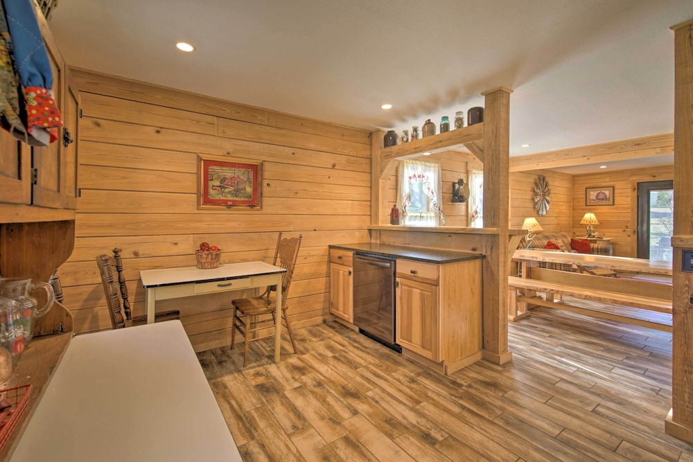 Quiet Hollister Cabin: Walk To Lake Taneycomo - Branson, MO