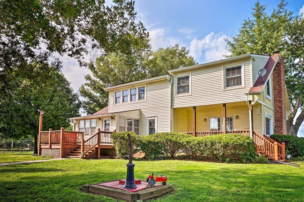 Remodeled Historic Farmhouse ~ 20 Mi To Kc! - Missouri City, MO