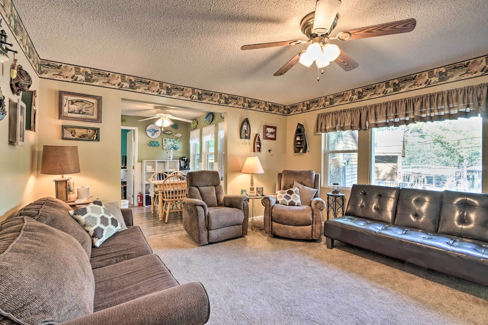 Walk To Waterfront: Osage Beach Escape W/ Fire Pit - Osage Beach, MO