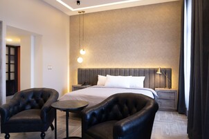 Suíte sênior, 1 quarto, banheira | 1 quarto, Wi-Fi de cortesia, roupa de cama