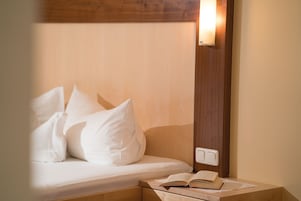 Quarto solteiro | Cofres nos quartos, cortinas blackout, quartos à prova de som