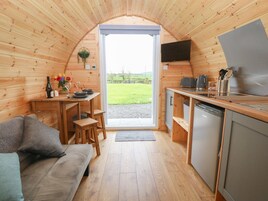 Um frigorífico, uma chaleira elétrica, uma torradeira 