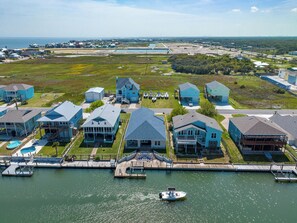 Uma área residencial com casas, um cais e um barco.