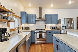 Casa grand | Cozinha privada | Geladeira grande, micro-ondas, fogão, cooktop