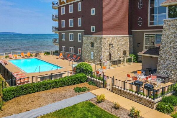 Beachfront Traverse City Resort Condo W/ Pool - Shady Lane Cellars, Suttons Bay