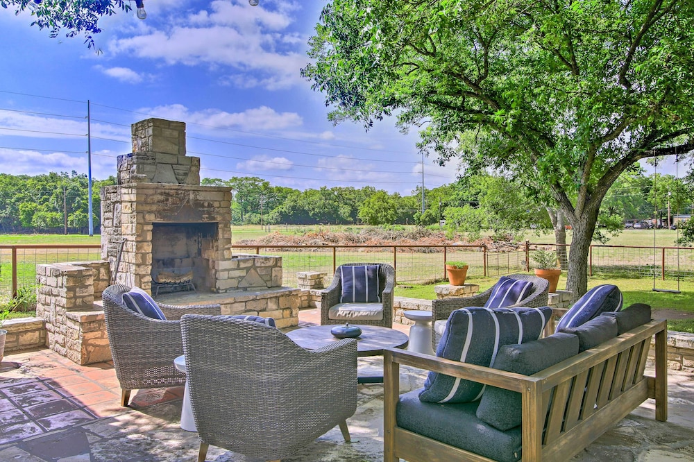 Beautiful Hill Country Cottage - Walk To Downtown! - Comfort, TX