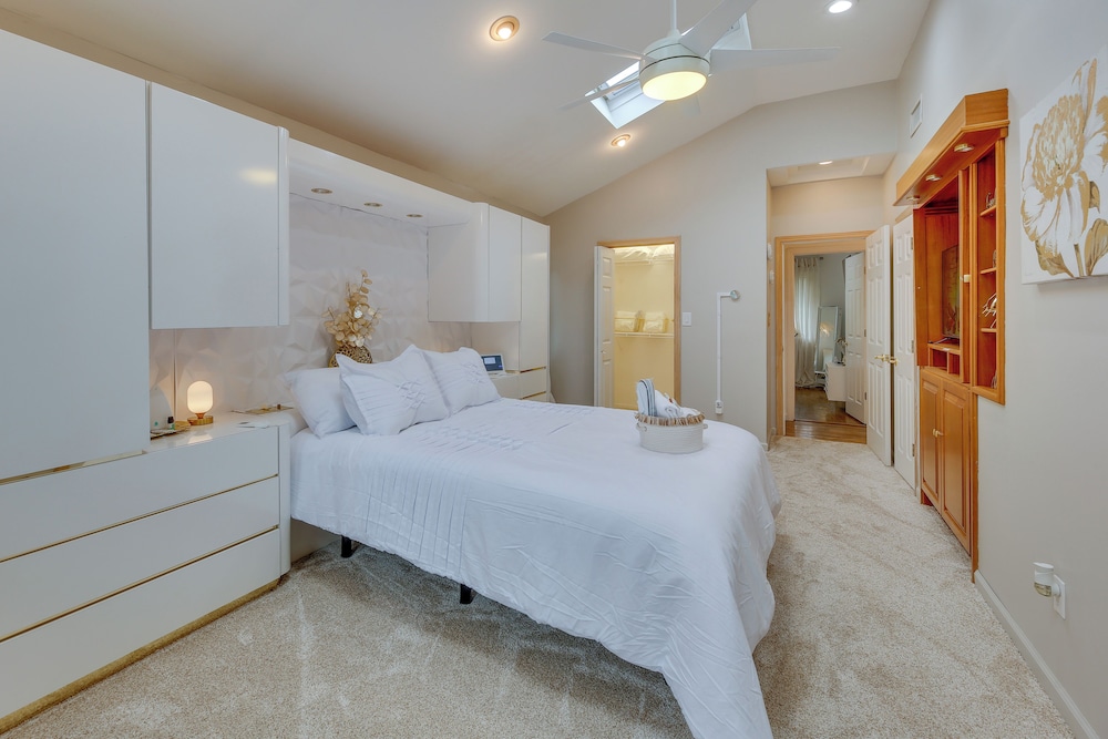 'Dreams Of Paradise' Luxury Home W/ Pool! - Islandia, NY