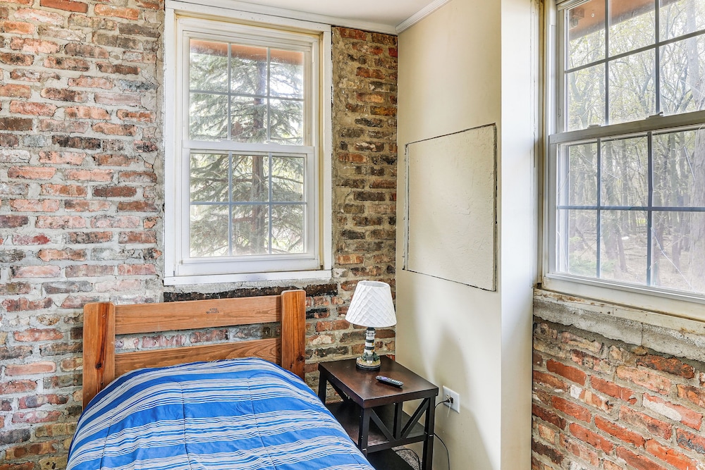 Cozy Home W/ Yard: Steps To Mississippi River - Illinois