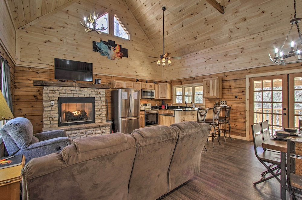 'The Phoenix' Cabin W/ Hot Tub In Gatlinburg! - Gatlinburg, TN