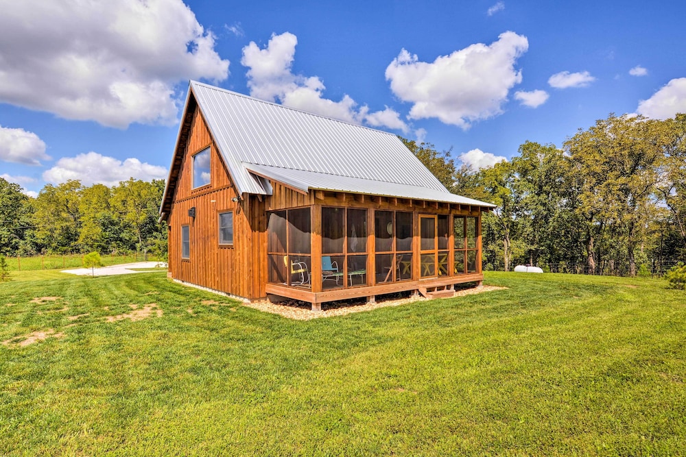 Greenfield Cabin W/ Screened-in Porch & Fire Pit! - Greenfield, MO