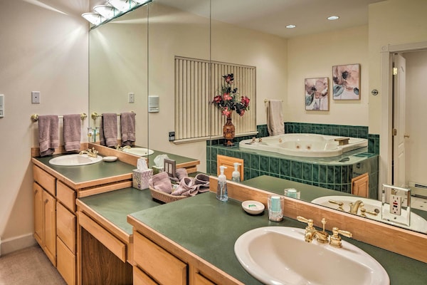 Ketchikan Home: Bay Views, 1/2 Mi To Hiking Trails - Ketchikan, AK