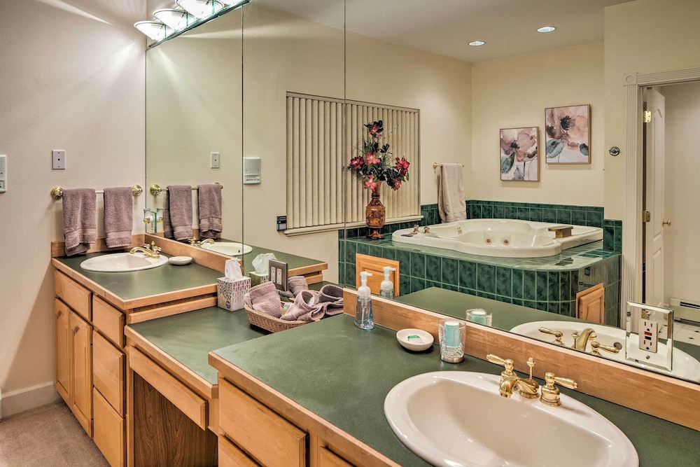 Ketchikan Home: Bay Views, 1/2 Mi To Hiking Trails - Ketchikan, AK