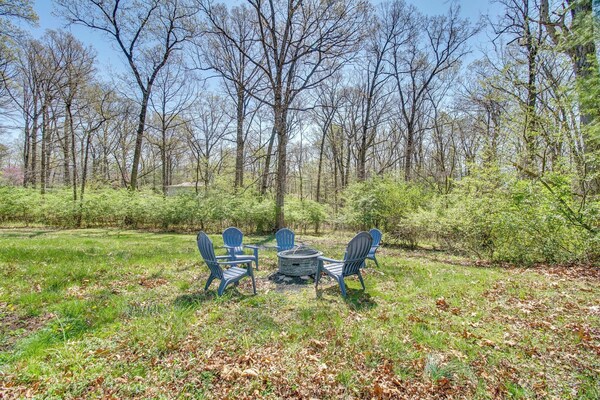 Homey Luray Cabin W/ Fire Pit & Deck! - Rileyville, VA