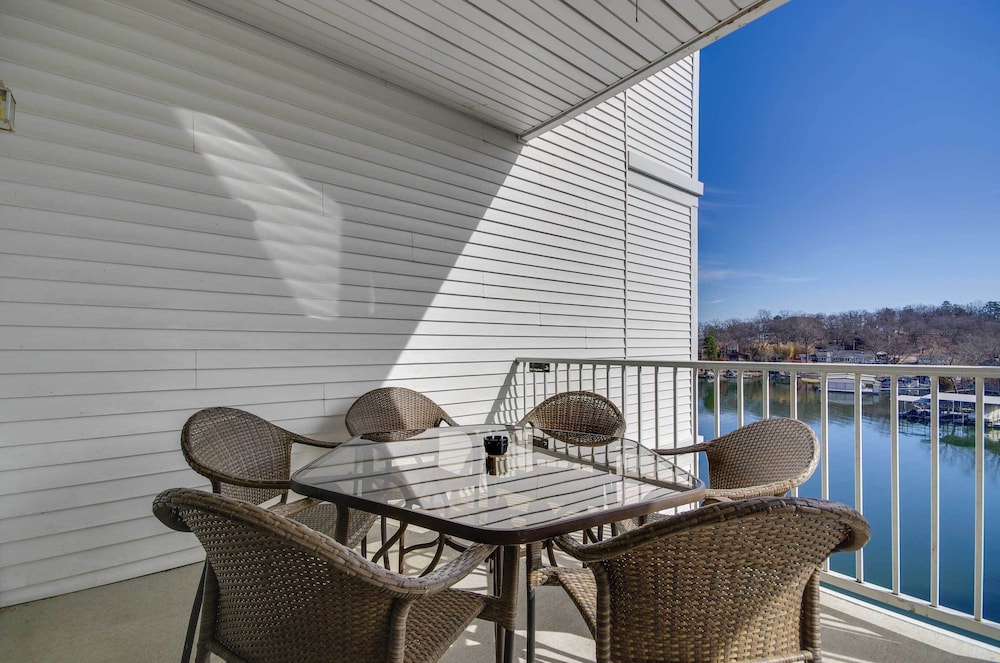 Lakefront Osage Beach Condo: Dock Your Boat Here! - Camdenton, MO