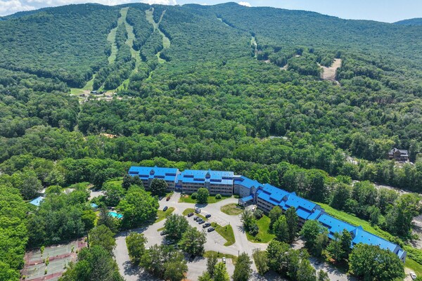 Lincoln Condo W/ Resort Amenities & Mountain Views - New Hampshire