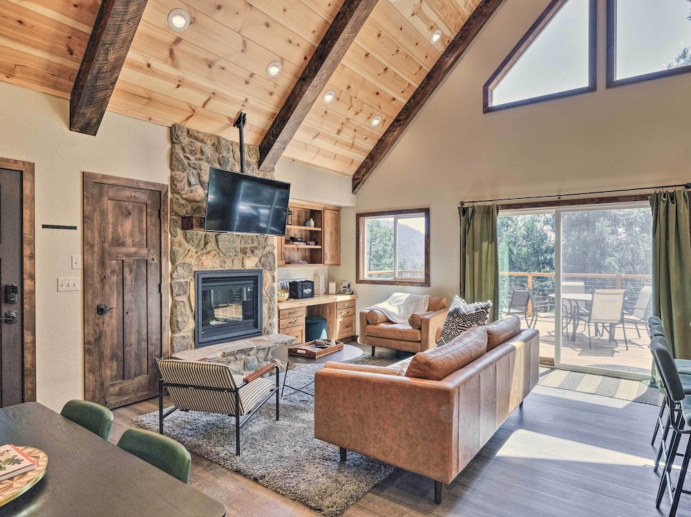 Luxury Retreat: Custom Mi-wuk Village Cabin! - Yosemite National Park, CA