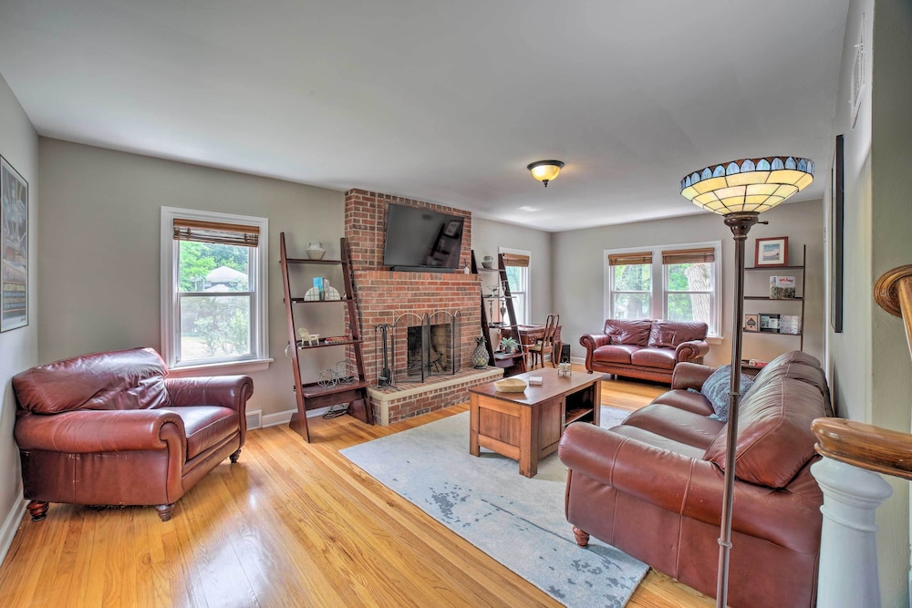 Pet-friendly Lake Getaway: 1 Block To Beach! - Portage, IN