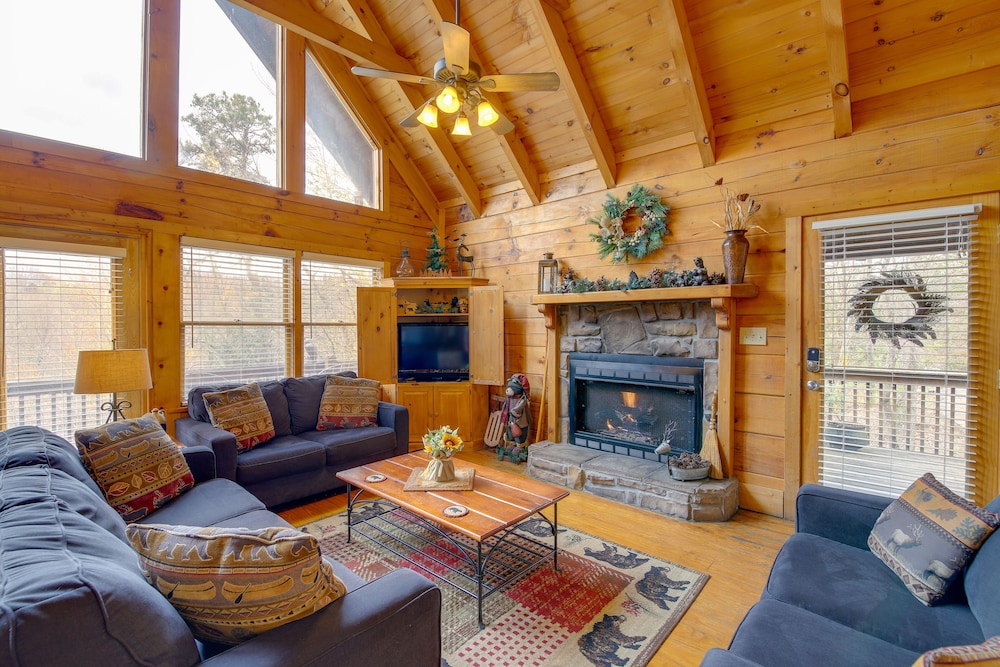 Smoky Mountains Cabin W/ Hot Tub, Deck & Views! - Gatlinburg, TN