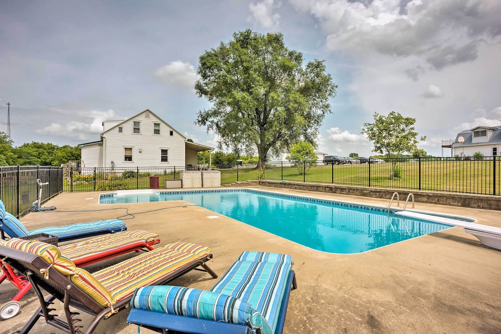 Cozy Missouri Retreat W/ Pool, Pond & Fire Pit! - Pinnacle Lake, New Florence