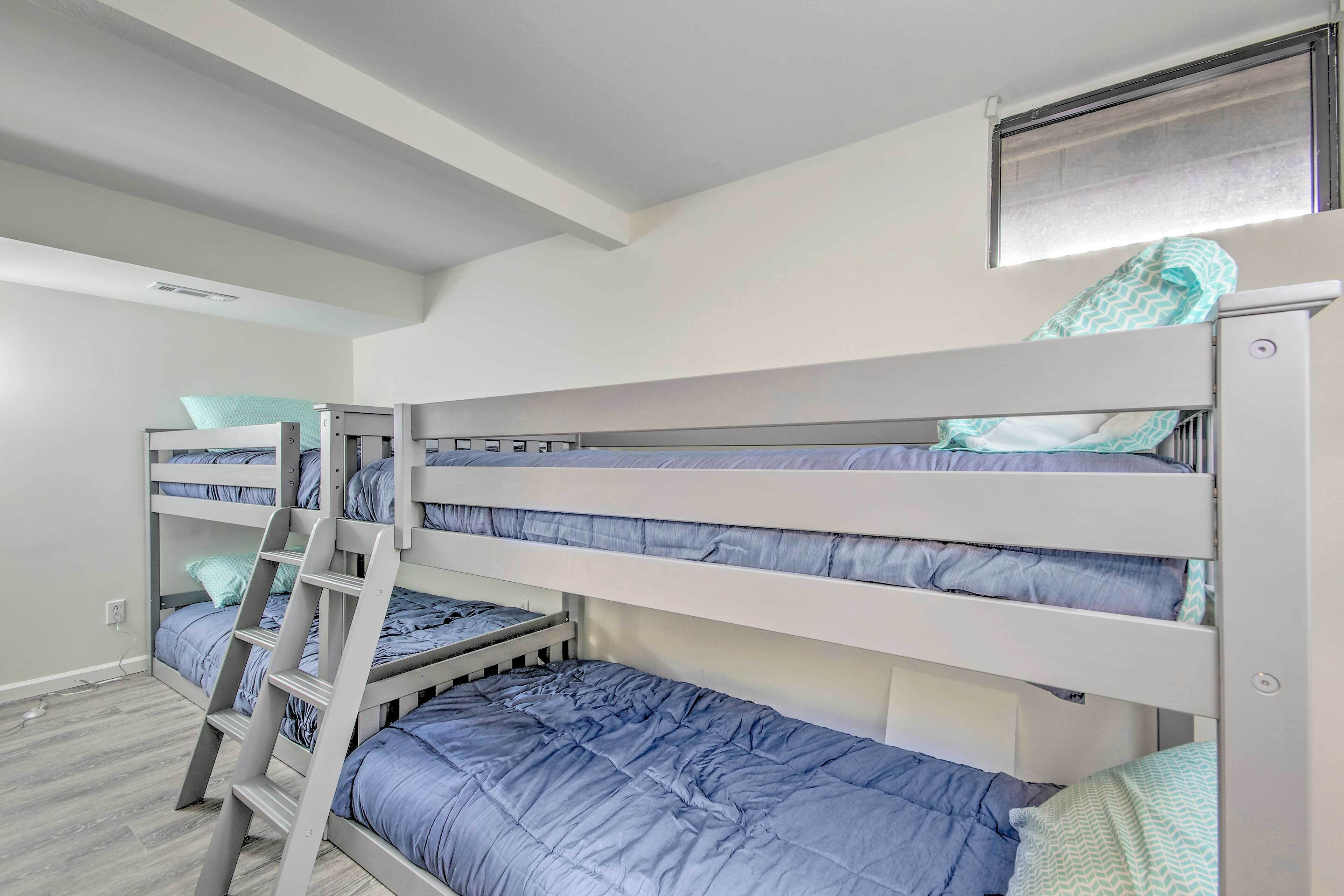 Quarto com beliche, janela e interruptor na parede.