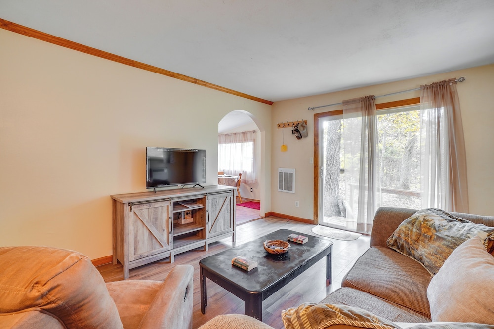 Table Rock Lake Cabin W/ Deck & Bar! - Table Rock Lake