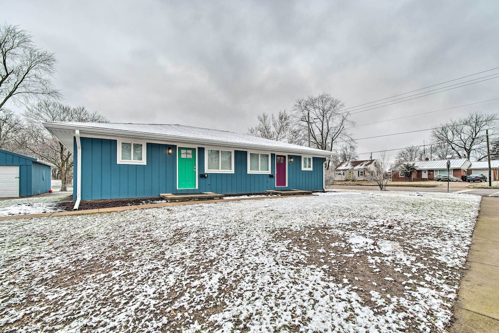 Stylish Vacation Rental - Walk To Isu! - Bloomington, IL