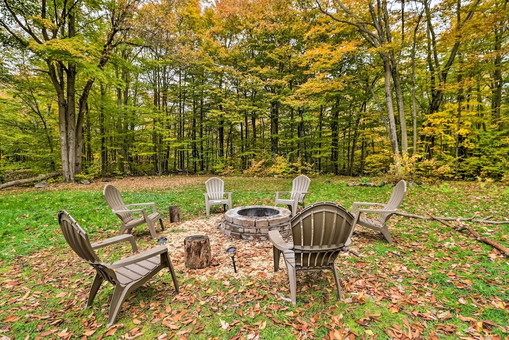 12 Mi To Camelback Ski Resort: Home W/ Decks! - Pocono Mountains, PA
