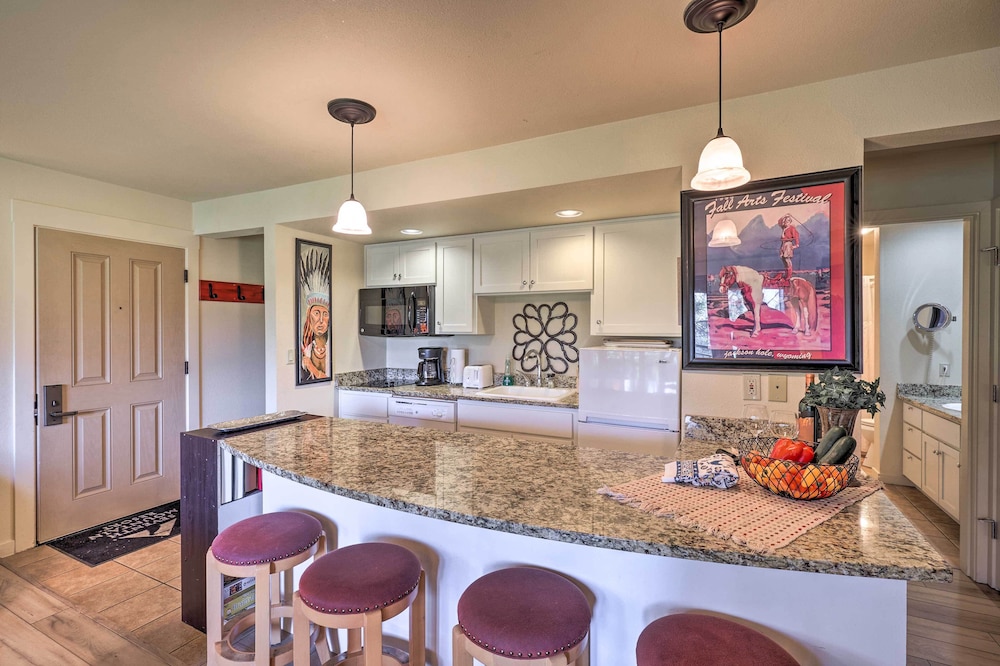 Bend Condo W/ Deck, Resort-style Amenities & Views - Oregon