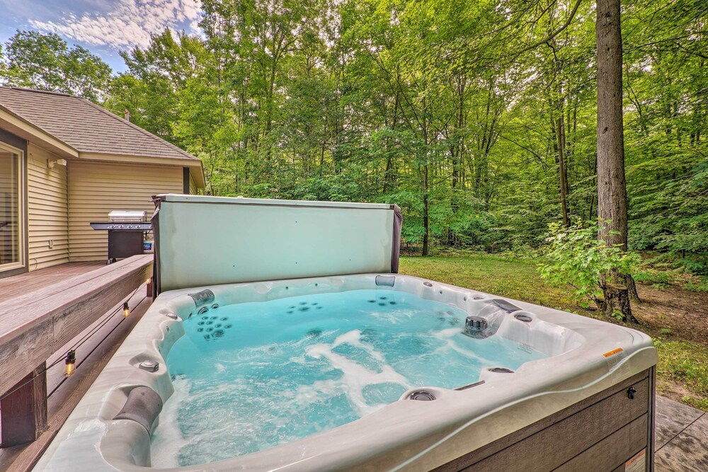 Cozy Whitehall Hideaway W/ Hot Tub + Chiminea! - Montague, MI