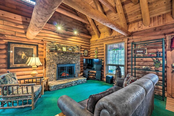 Gatlinburg Log Cabin W/ Hot Tub & Mountain Views! - Gatlinburg, TN