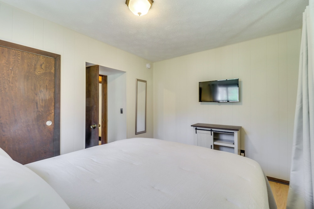 Mcgaheysville Vacation Rental: Yard & Fire Pit! - Massanutten, VA