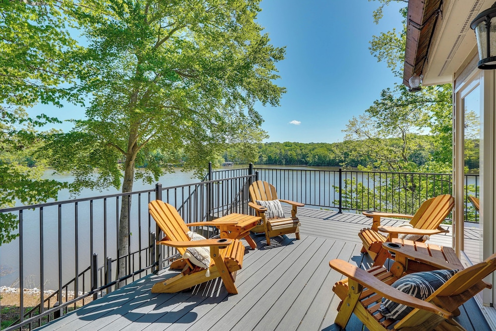 Lakefront Vacation Rental W/ Views & Hot Tub! - Lake Gaston