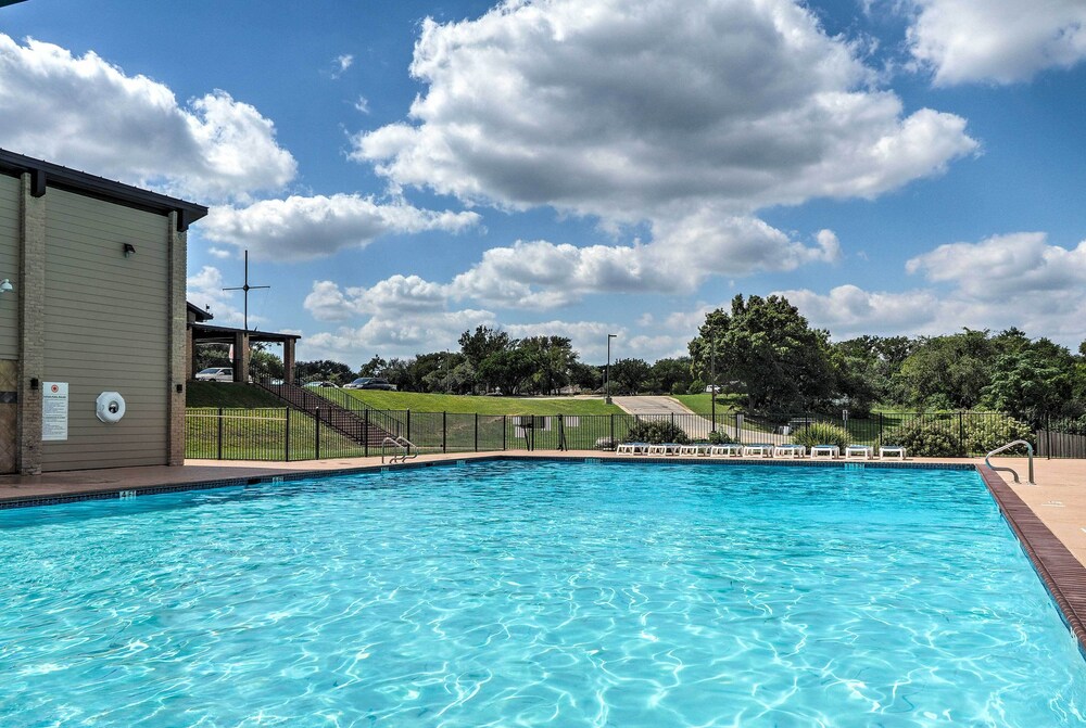 Modern Lago Vista Home W/ Pool & Lake Access! - Lakeway, TX
